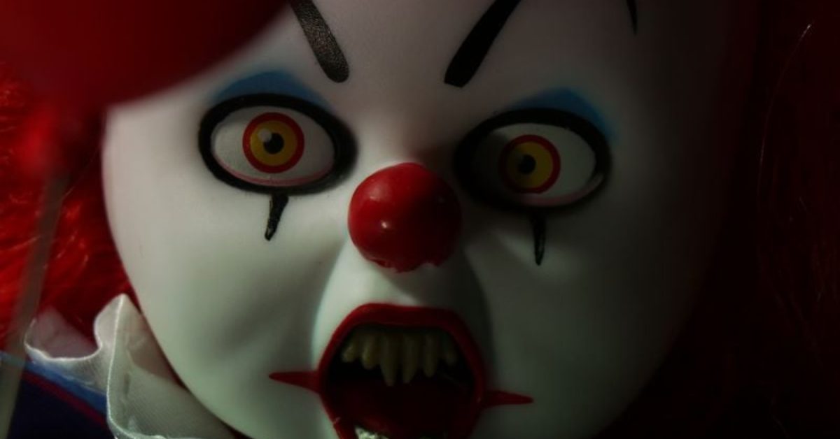 Pennywise Returns from Stephen Kings’s 1990’s IT with Mezco Toyz