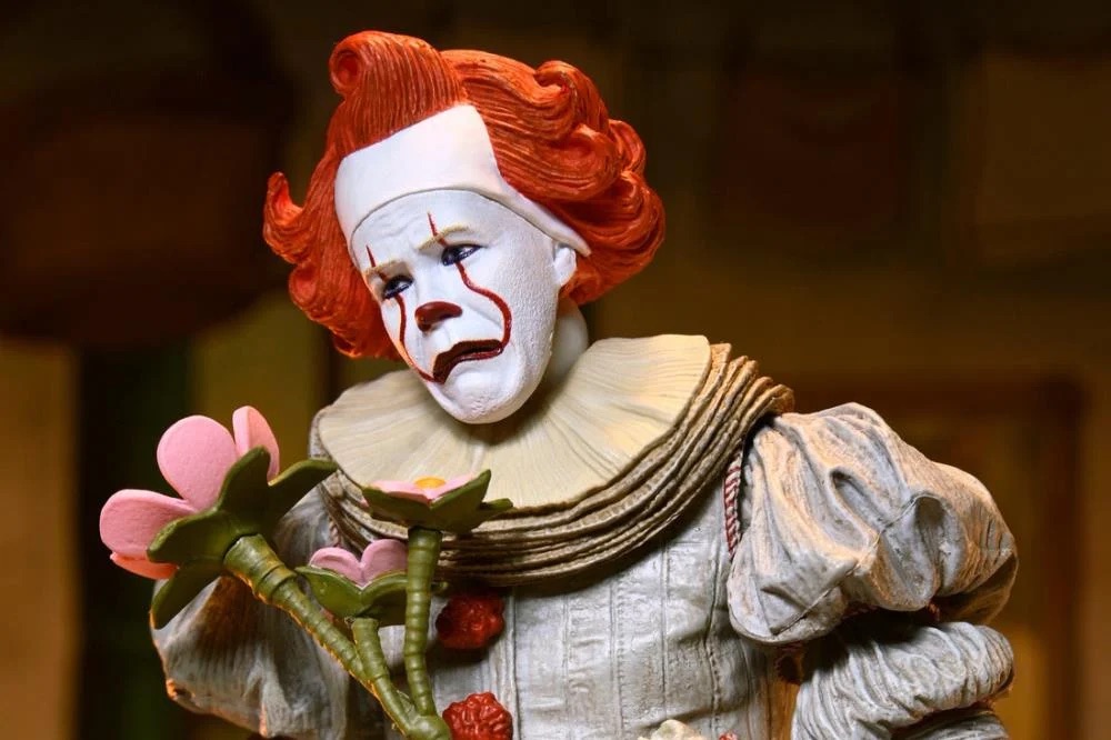 Bob Gray is Pennywise with NECA’s IT: Welcome to Derry Figure